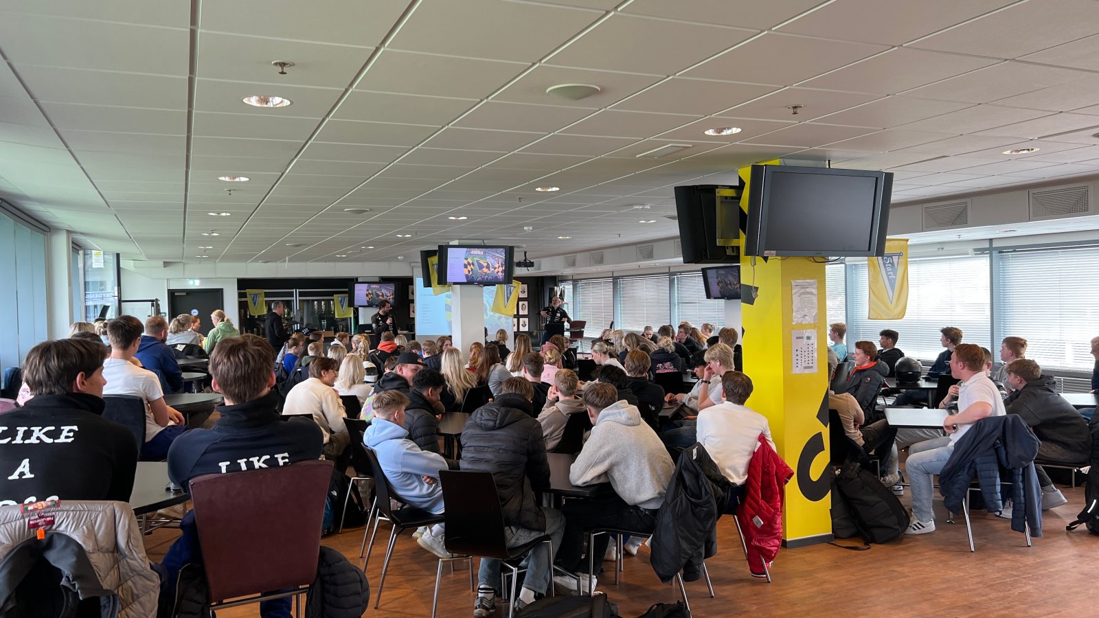 Kvadraturen VGS på besøk på Sparebanken Sør Arena / Start